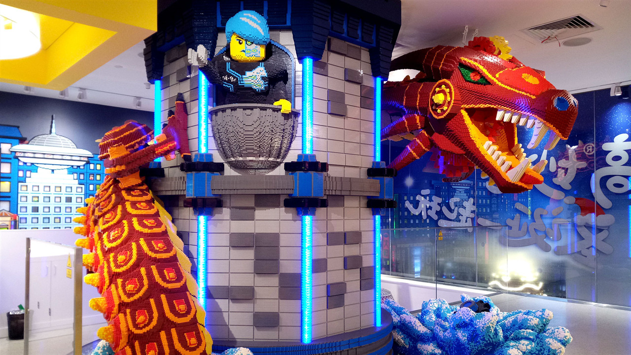 Visita a la tienda insignia de Lego con muchos edificios de renombre ...