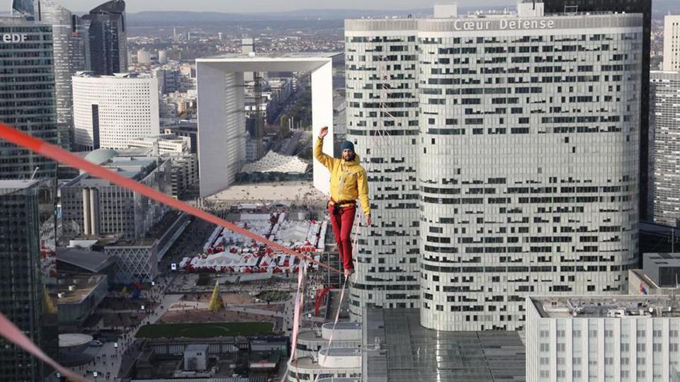 Un especialista francés camina por la cuerda a 150 metros - CGTN en Español