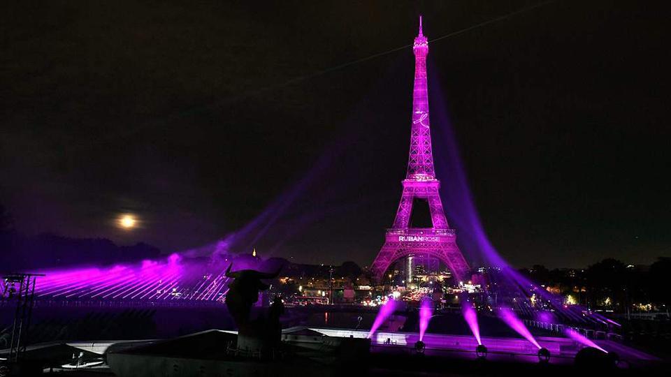 La torre Eiffel se transforma en rosa para el cáncer de mama - CGTN en ...