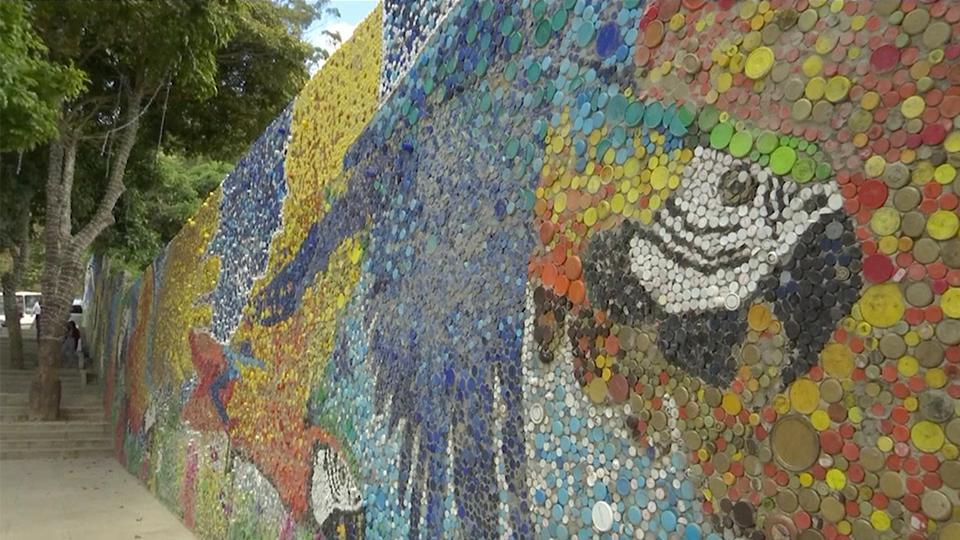 Artista venezolano crea un mural con tapas de botellas - CGTN en Español