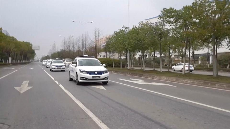 El primer lote de taxis autónomos de Wuhan sale a la carretera - CGTN ...