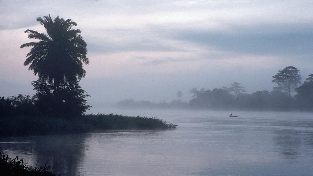 Permanencen desaparecidos 180 personas tras el hudimiento de un barco ...