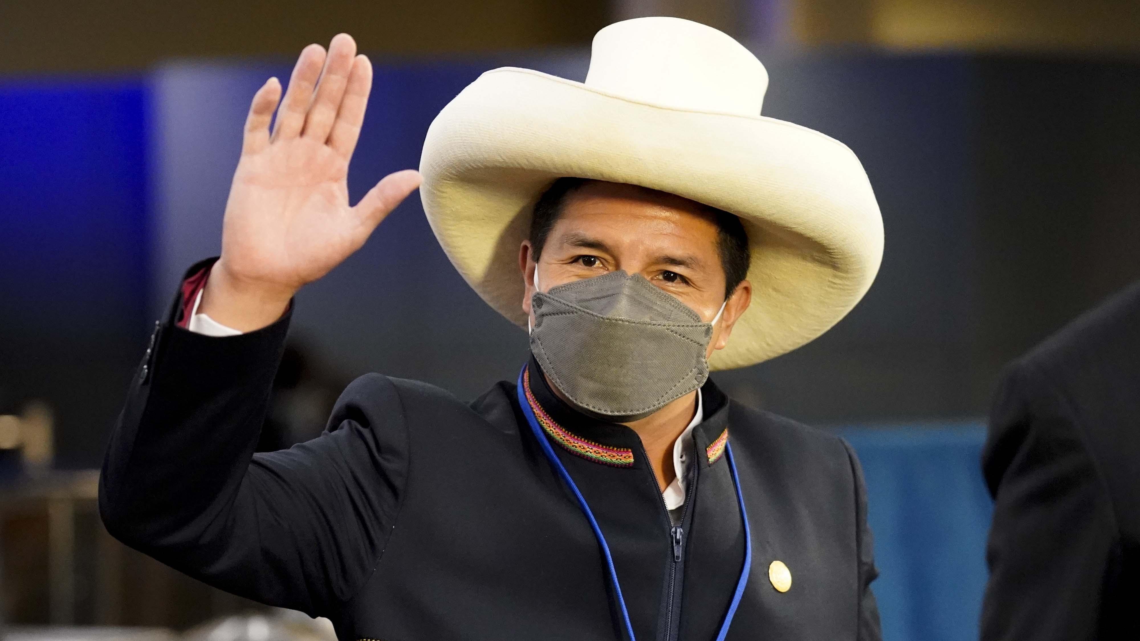 Presidente peruano Castillo toma juramento a su nuevo gabinete ...